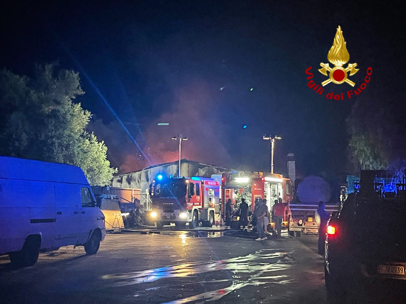 Incendio a Caronia, danneggiati capannoni - Messina Oggi
