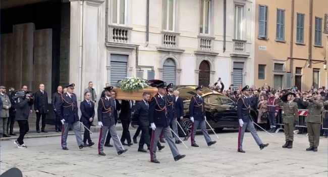 Maroni, a Varese i funerali di Stato. Meloni “Italia fortunata a poter ...