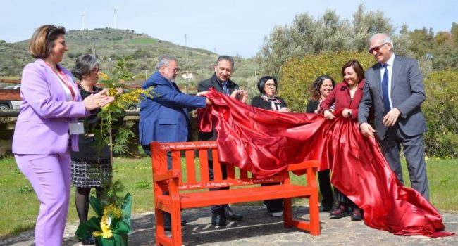 8 marzo, inaugurata panchina rossa alle terme di Cefalà Diana - Messina ...