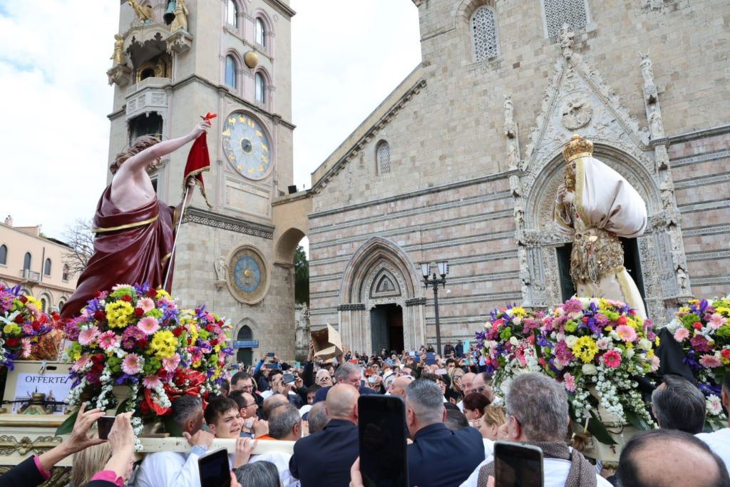 Pasqua: oggi la processione di Gesù risorto e Madonna della Mercede ...